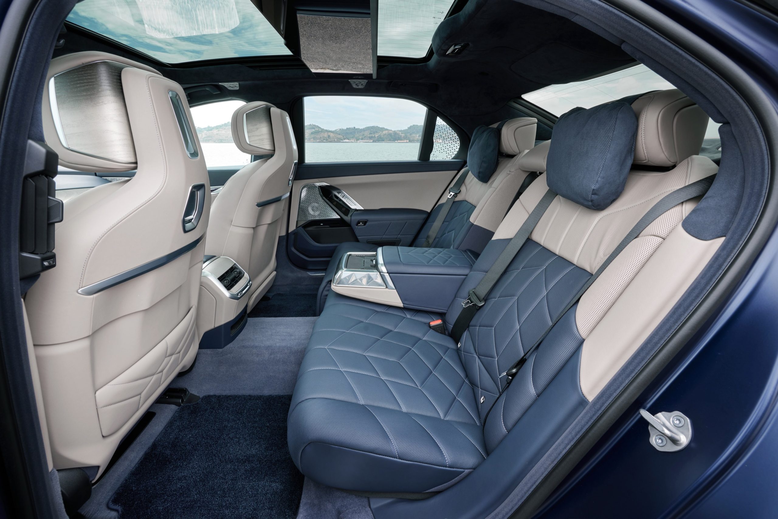 The 2024 BMW i7 M70—electric luxury turned up to 11 - Ars Technica