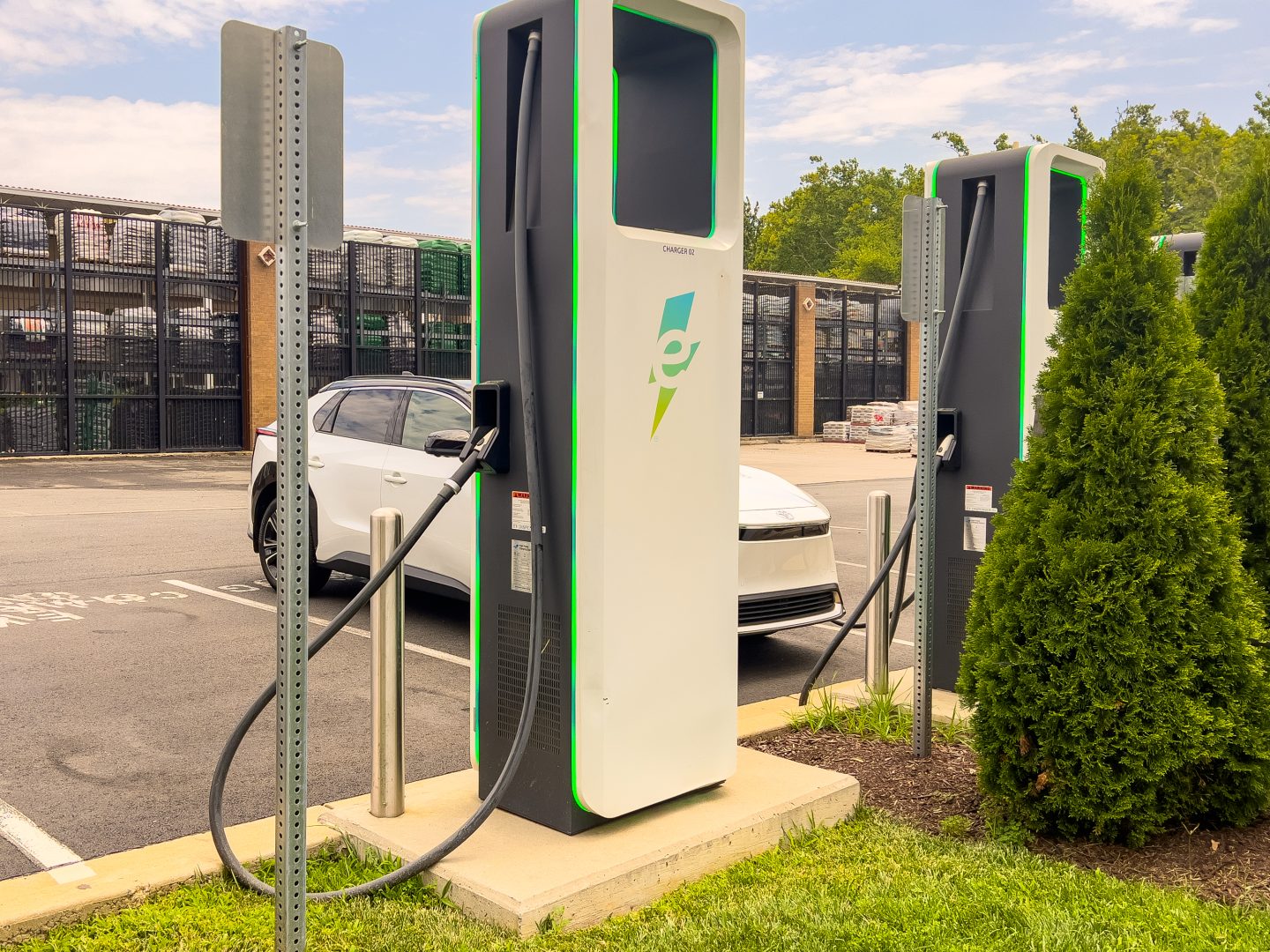 Feds open up $100 million funding for EV charger reliability grants ...