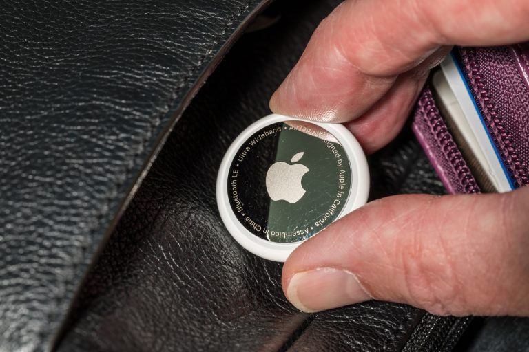 Apple AirTags stalking led to ruin and murders, lawsuit says - Ars Technica