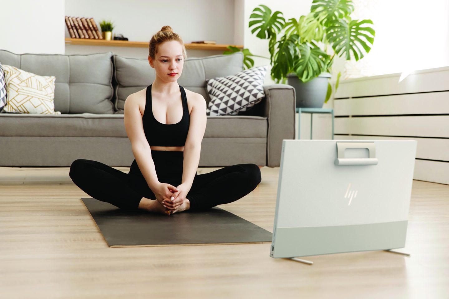 HP wireless all-in-one has 83 Wh rechargeable battery, handle for ...