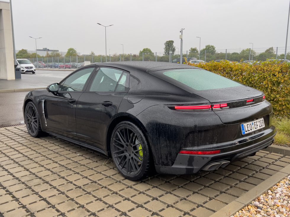 Porsche’s third-gen Panamera plug-in hybrid pairs V8 with a big battery ...