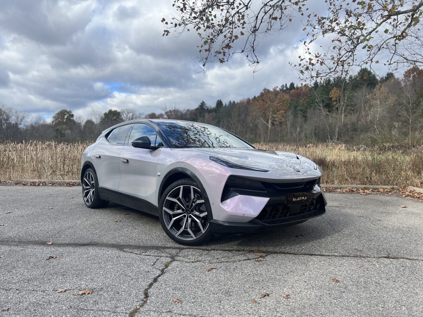 Lotus Eletre R is a 900-horsepower SUV that weirdly slays the ...