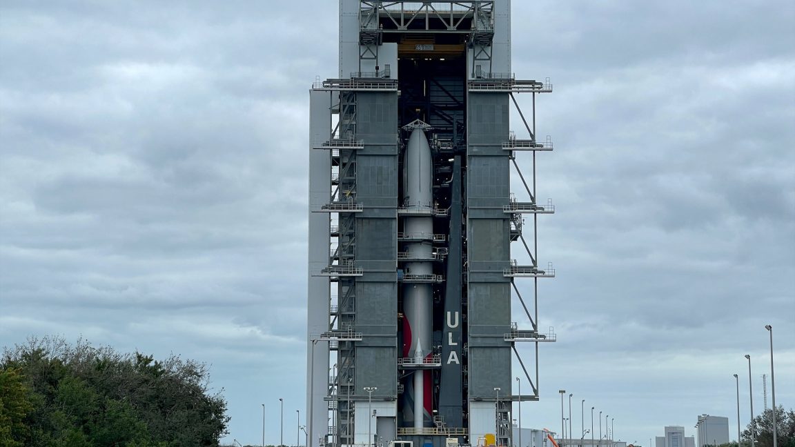 For the first time, ULA’s Vulcan rocket is fully stacked at Cape ...