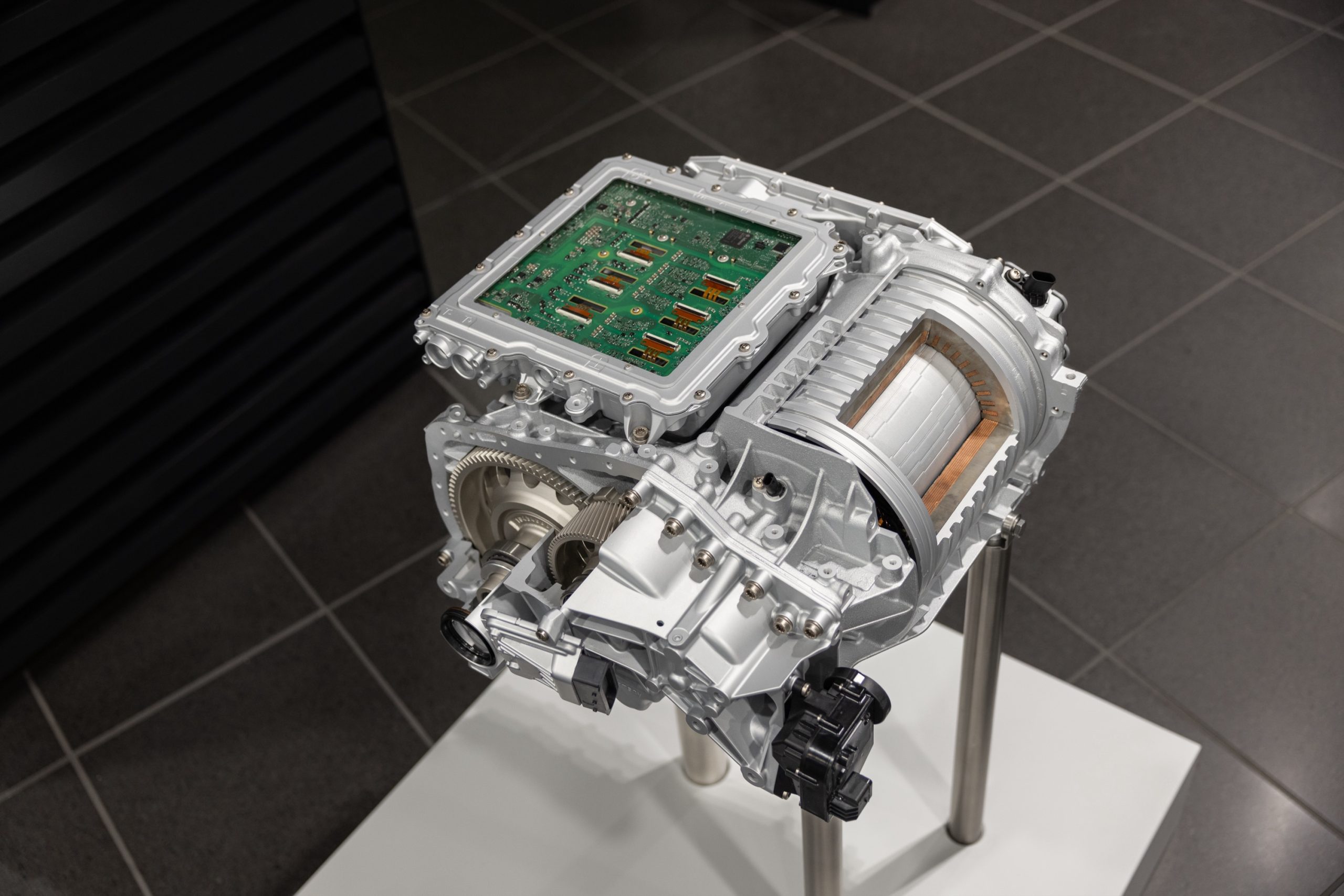 Porsche gives Ars a look inside its next EV: The all-electric Macan ...