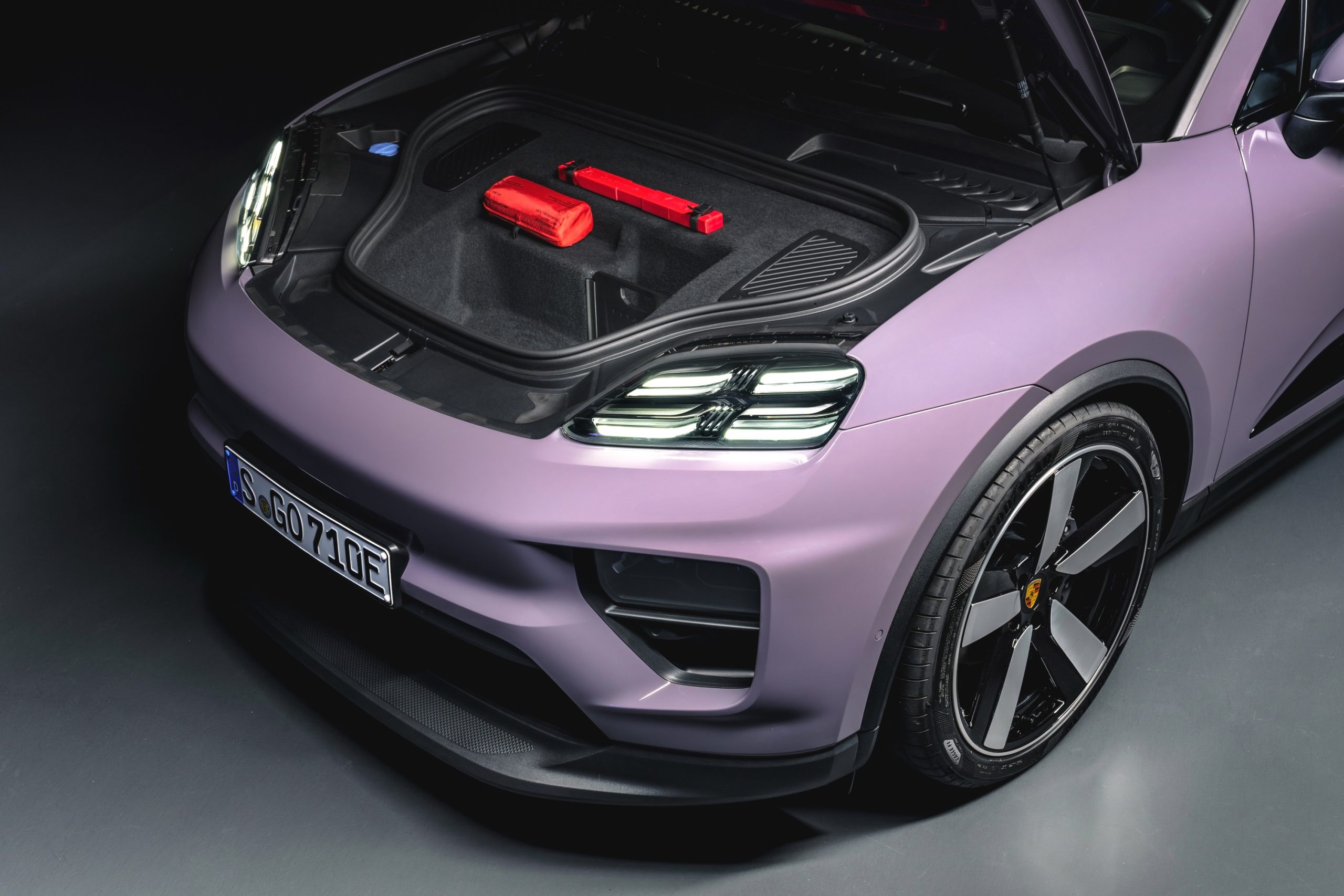 Here’s the production version of Porsche’s first electric Macan SUV ...