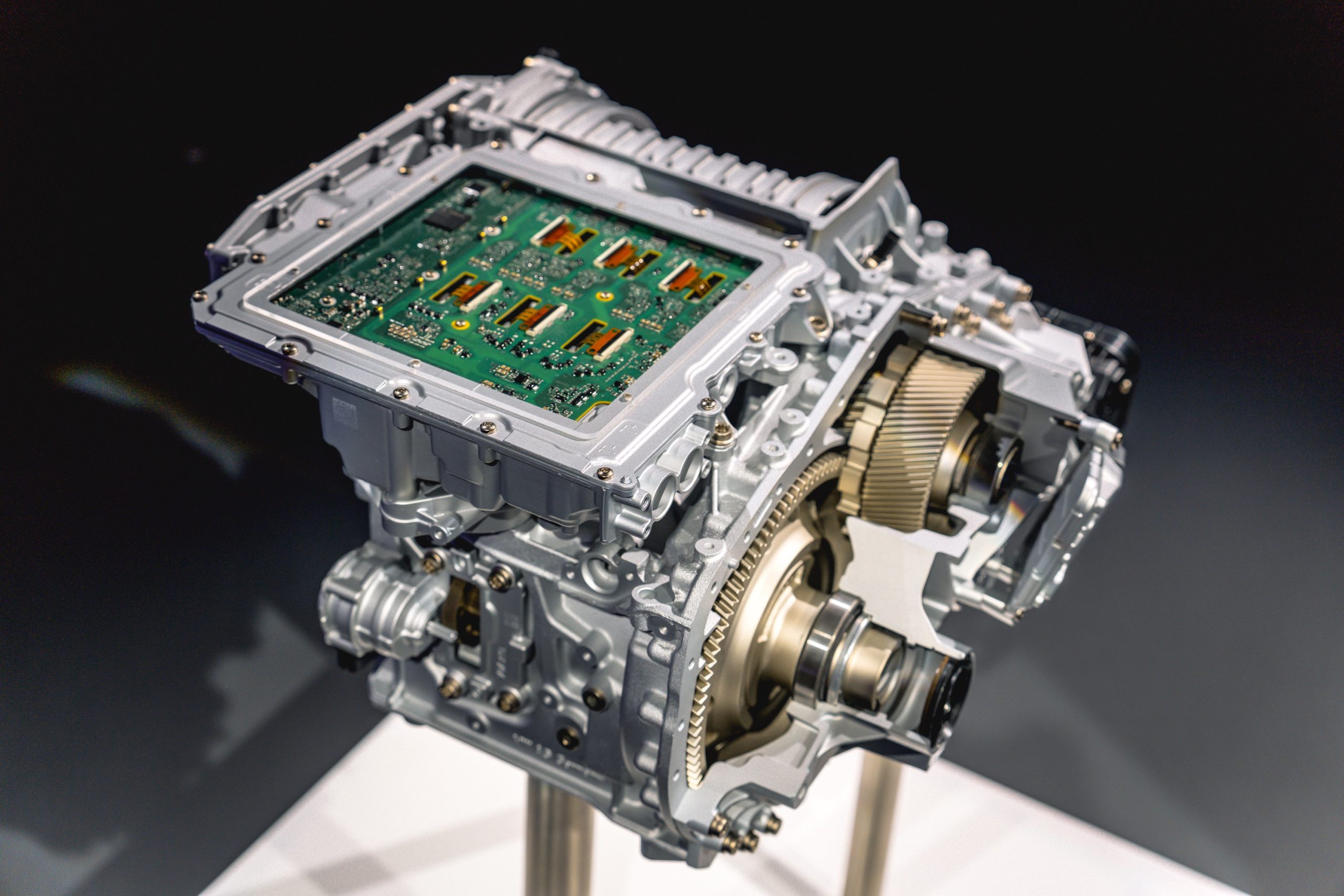 Here’s the production version of Porsche’s first electric Macan SUV ...