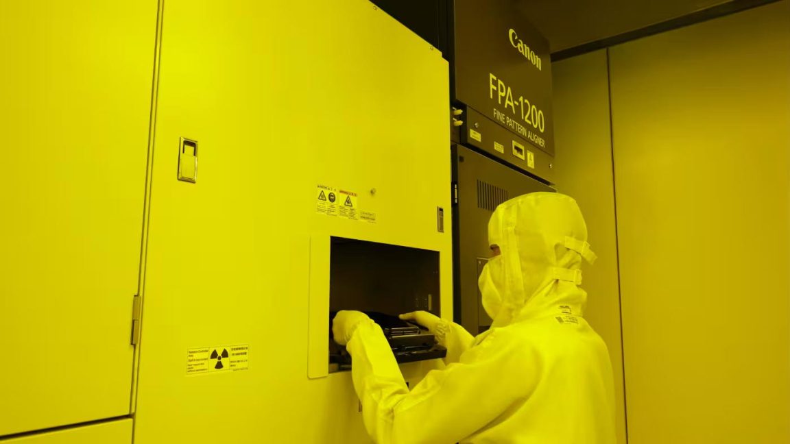 Canon plans to disrupt chipmaking with low-cost “stamp” machine - Ars ...