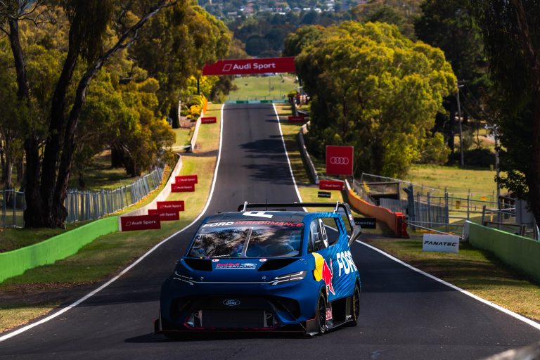 Ford’s wacky electric Supervan 4.2 sets a new lap record at Bathurst - Ars Technica