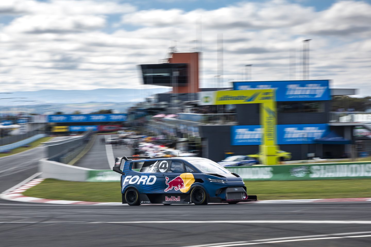 Ford’s wacky electric Supervan 4.2 sets a new lap record at Bathurst - Ars Technica