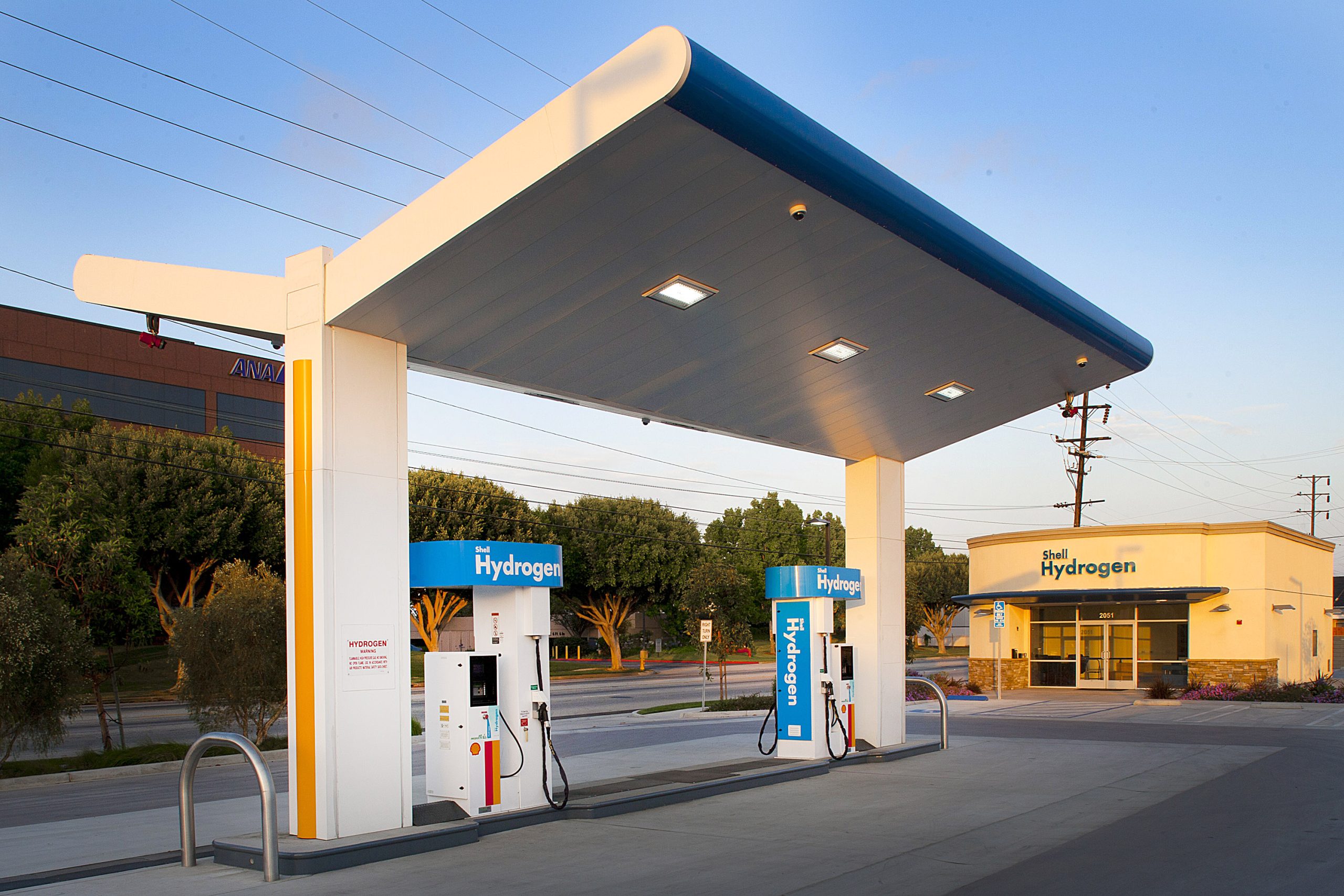 Retail H2 stations close in California while H2 heavy trucking expands ...