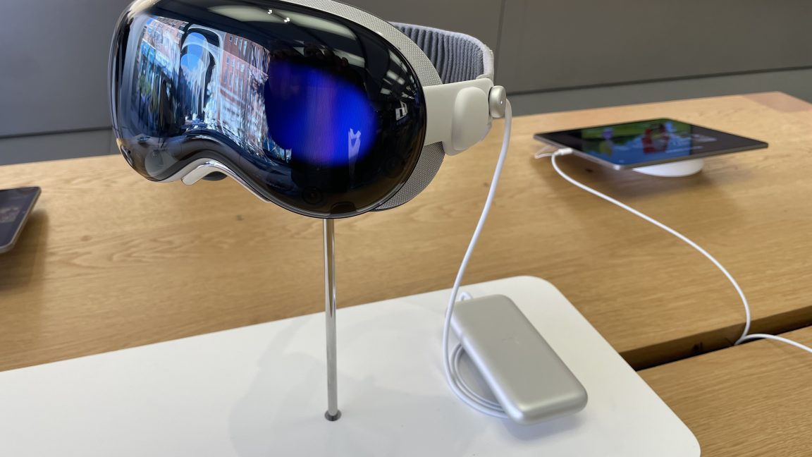 Apple Vision Pro, new cameras fail user-repairability analysis - Ars ...