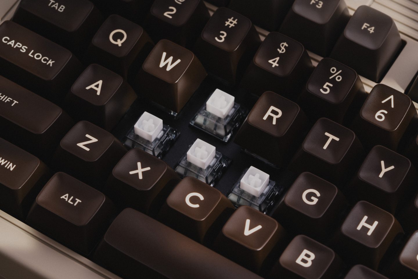 8BitDo’s $100 wireless mechanical keyboard is a tribute to Commodore 64 ...