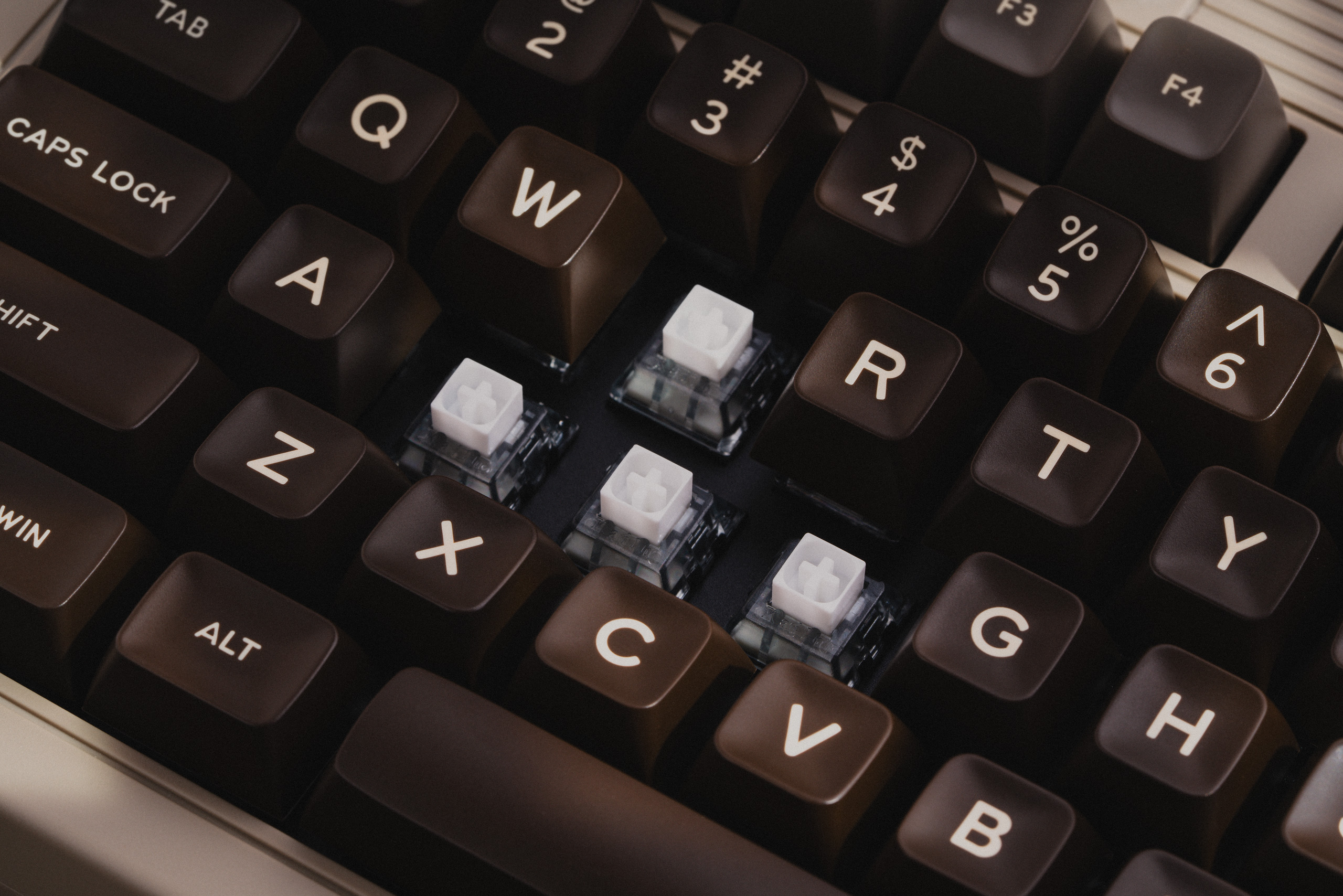 8BitDo’s $100 wireless mechanical keyboard is a tribute to Commodore 64 ...