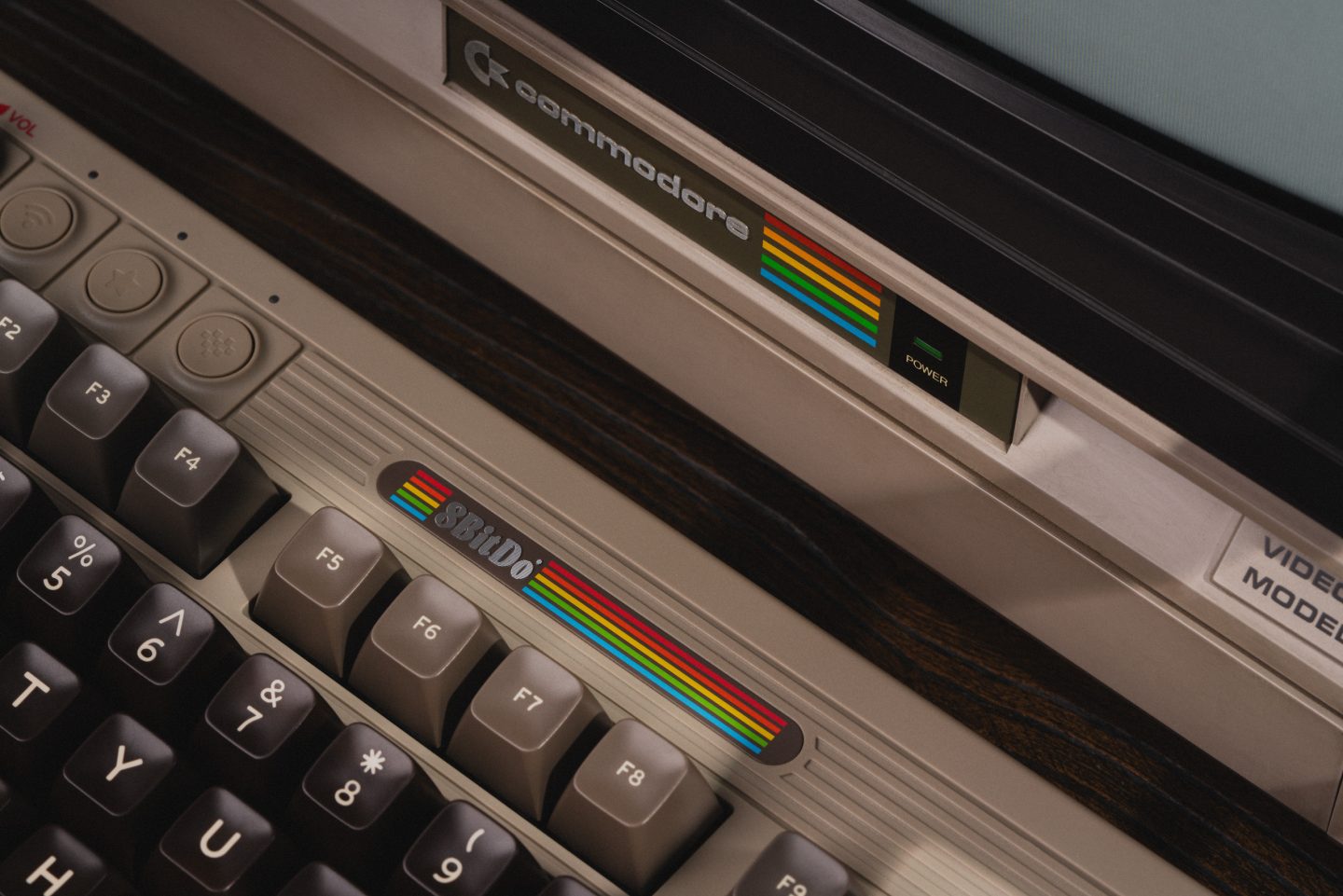 8BitDo’s $100 wireless mechanical keyboard is a tribute to Commodore 64 ...