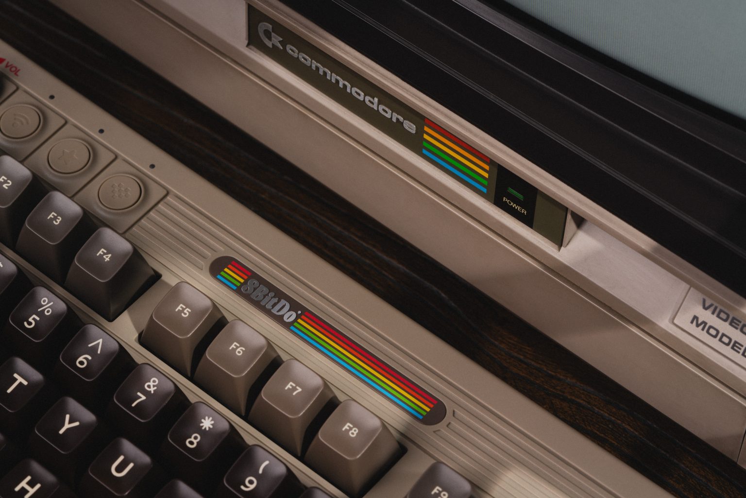 8BitDo’s $100 wireless mechanical keyboard is a tribute to Commodore 64 ...