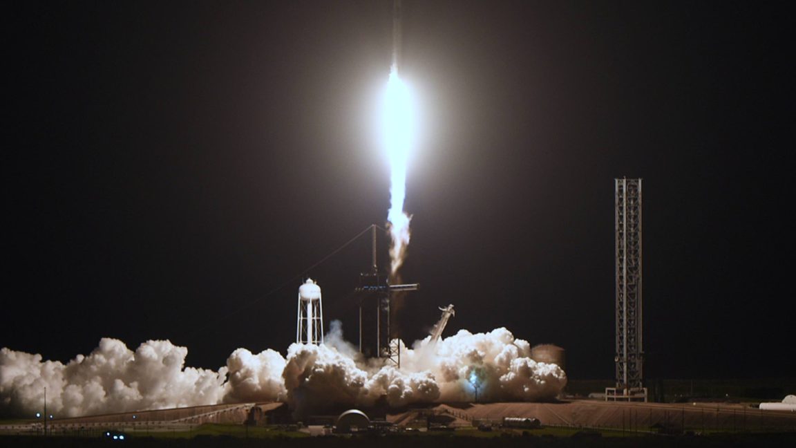 SpaceX building hundreds of spy satellites for US government, report ...