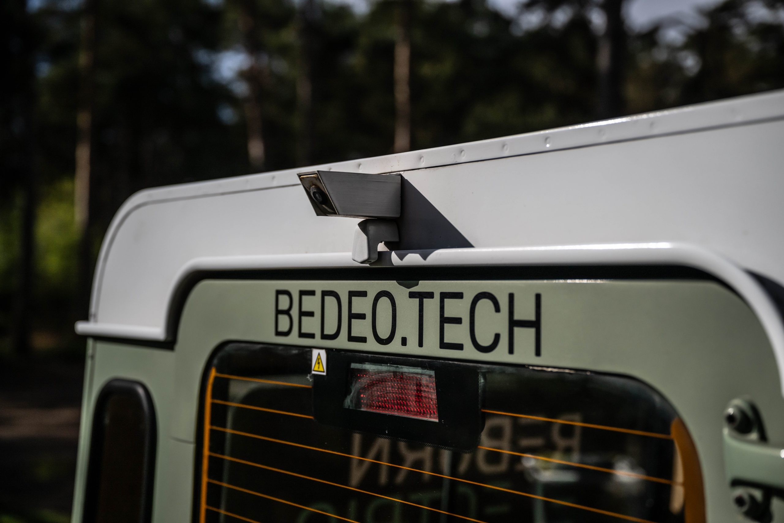 This EV builder has given a Land Rover Defender four electric hub ...