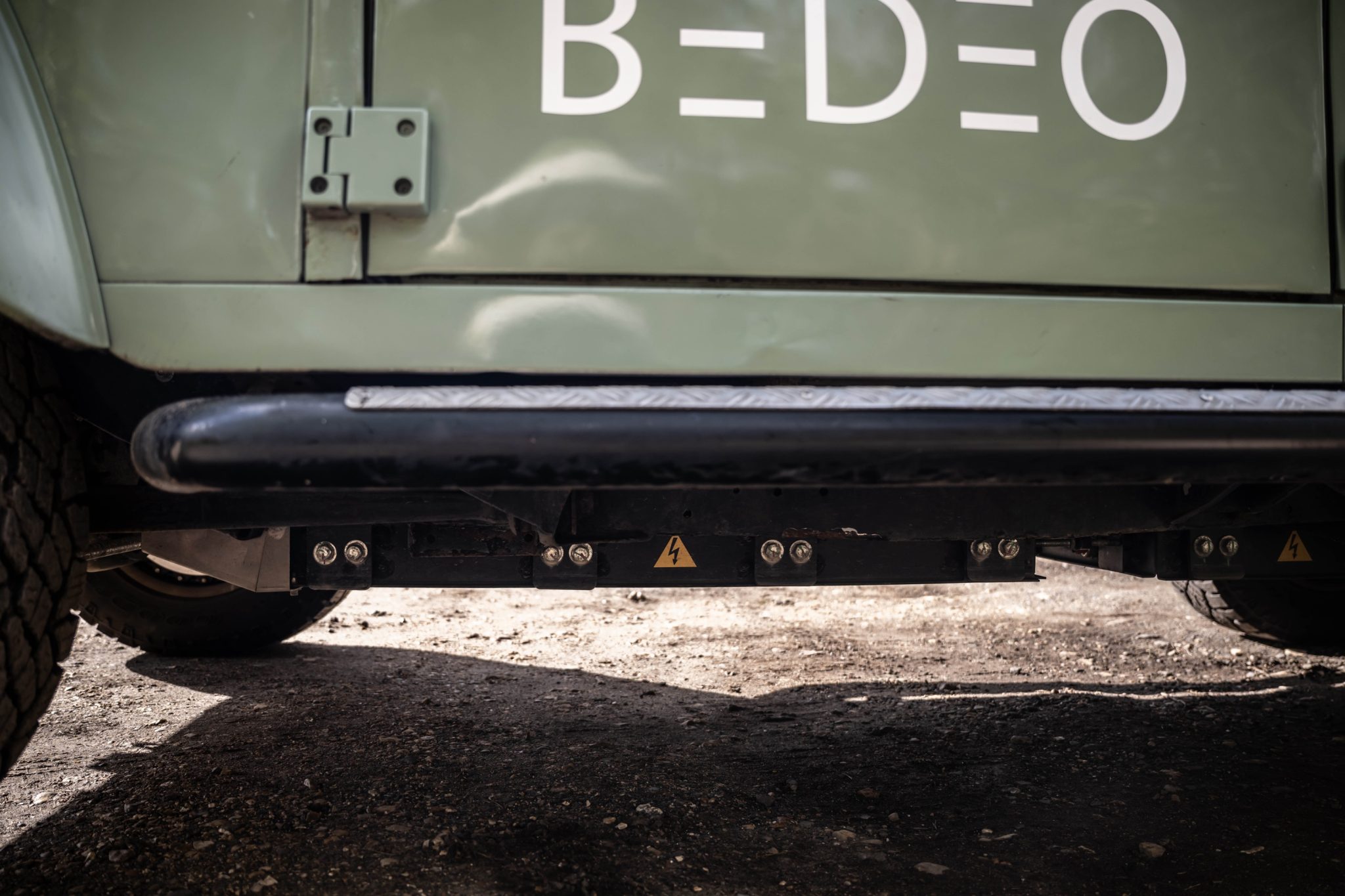 This EV builder has given a Land Rover Defender four electric hub ...
