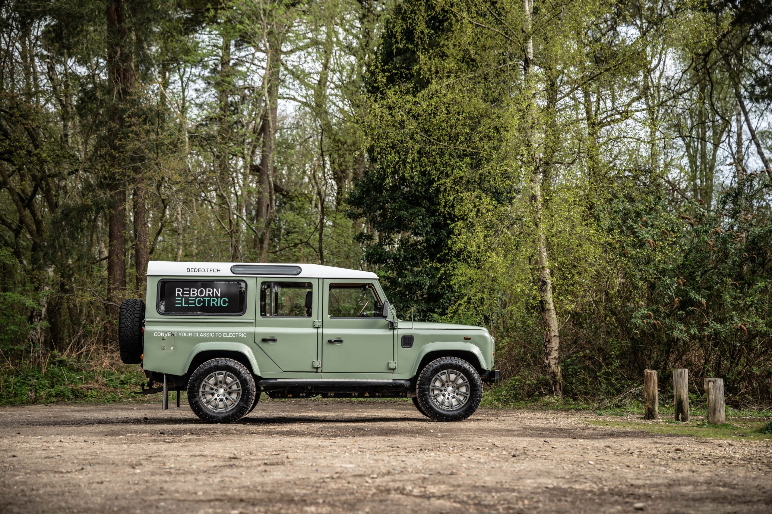 This EV builder has given a Land Rover Defender four electric hub ...