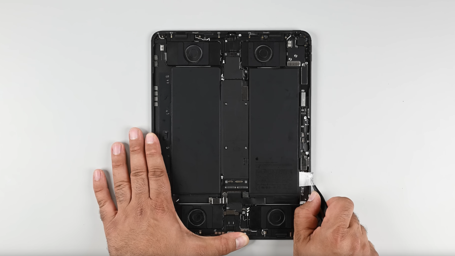 M4 iPad Pro teardown finds easier-to-access battery, glimpses of Tandem ...