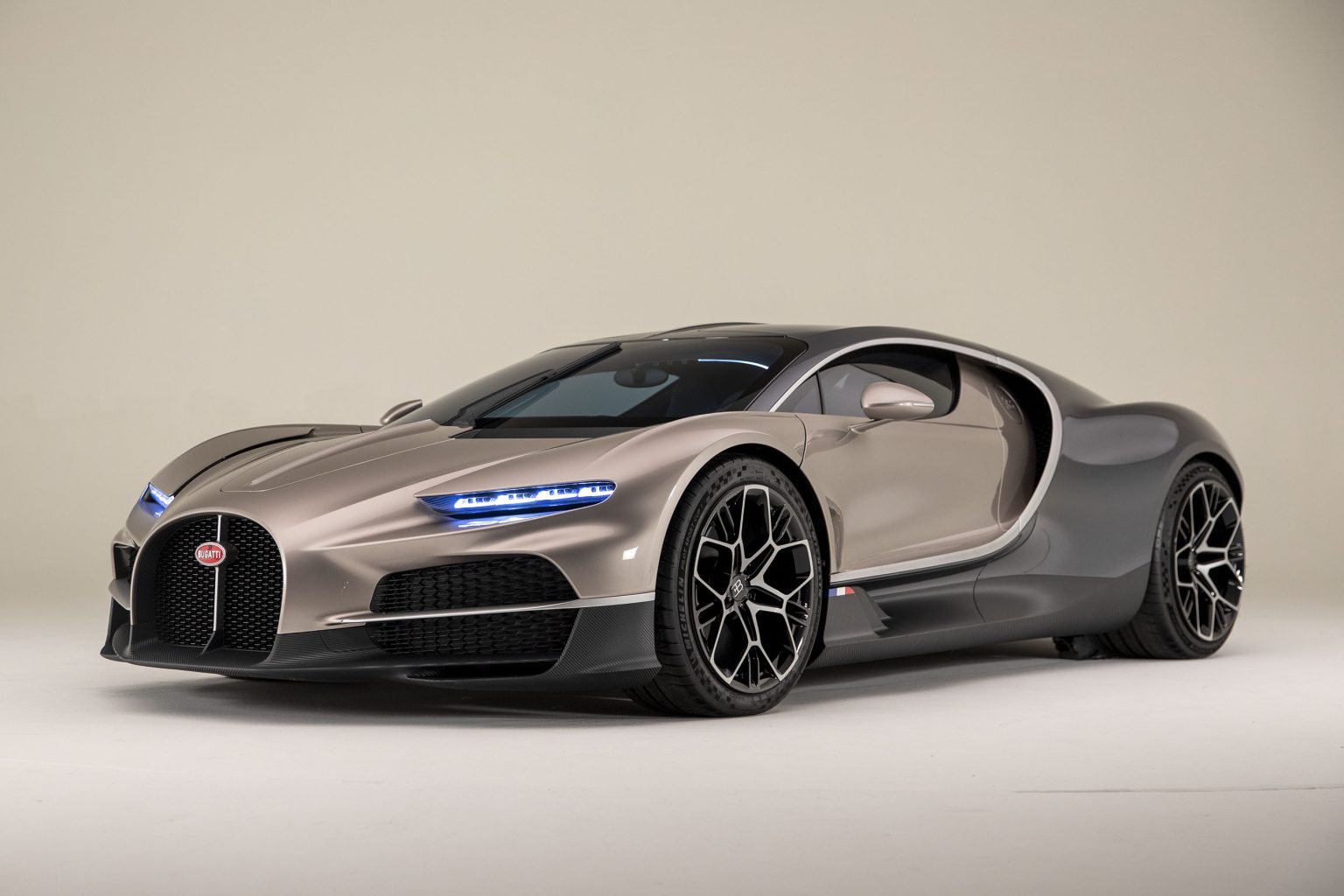Bugatti’s new hypercar loses the turbos for a screaming V16 hybrid ...