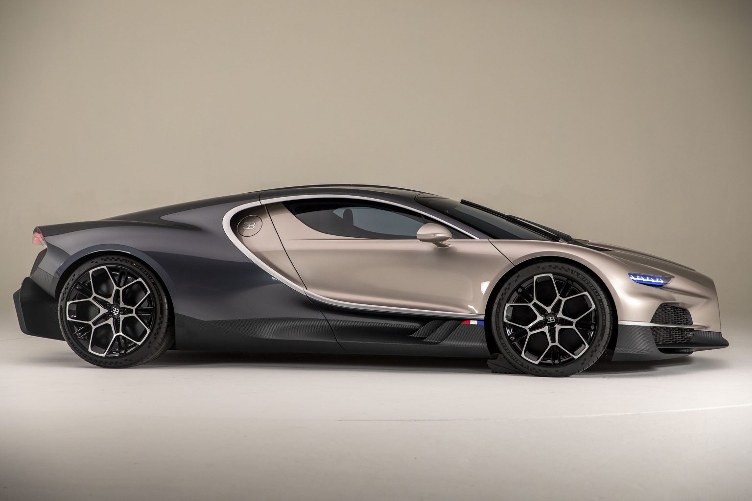Bugatti’s new hypercar loses the turbos for a screaming V16 hybrid ...