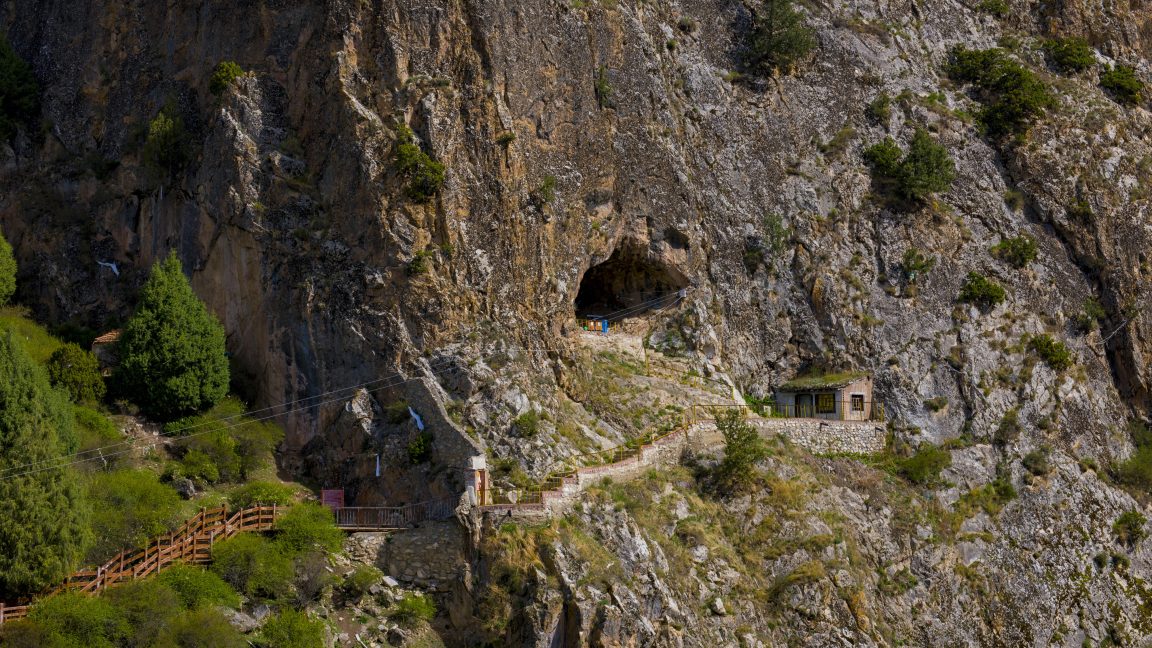 High-altitude cave used by Tibetan Buddhists yields a Denisovan fossil ...
