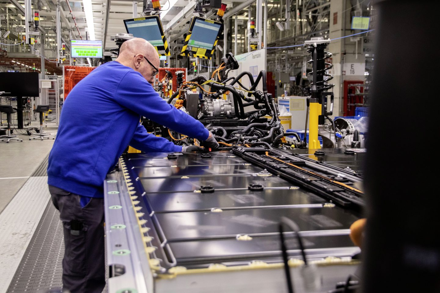 As EV sales slump, Volkswagen scales back battery factories buildout ...