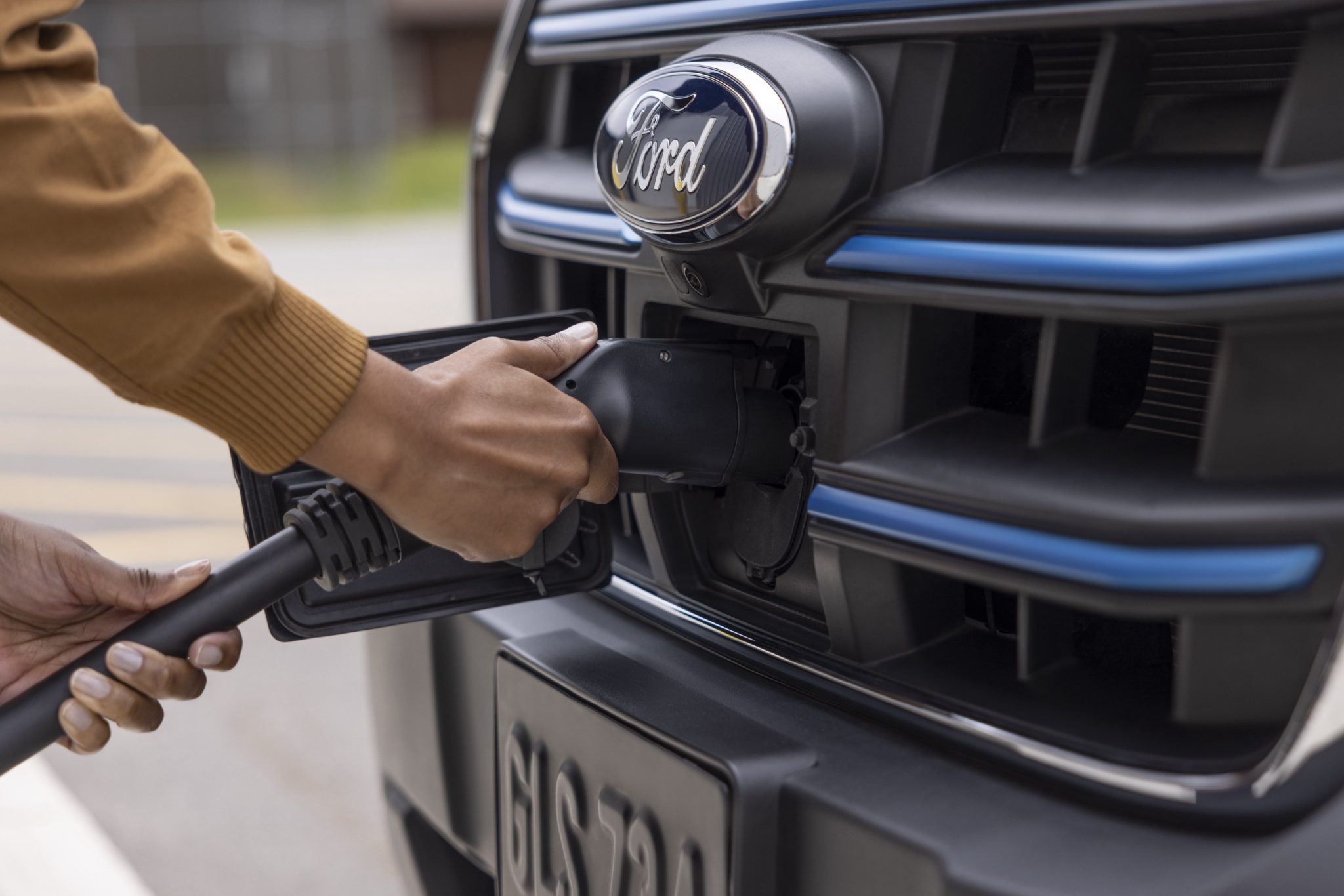 Ford starts deliveries of enhanced-range E-Transit electric vans - Ars ...