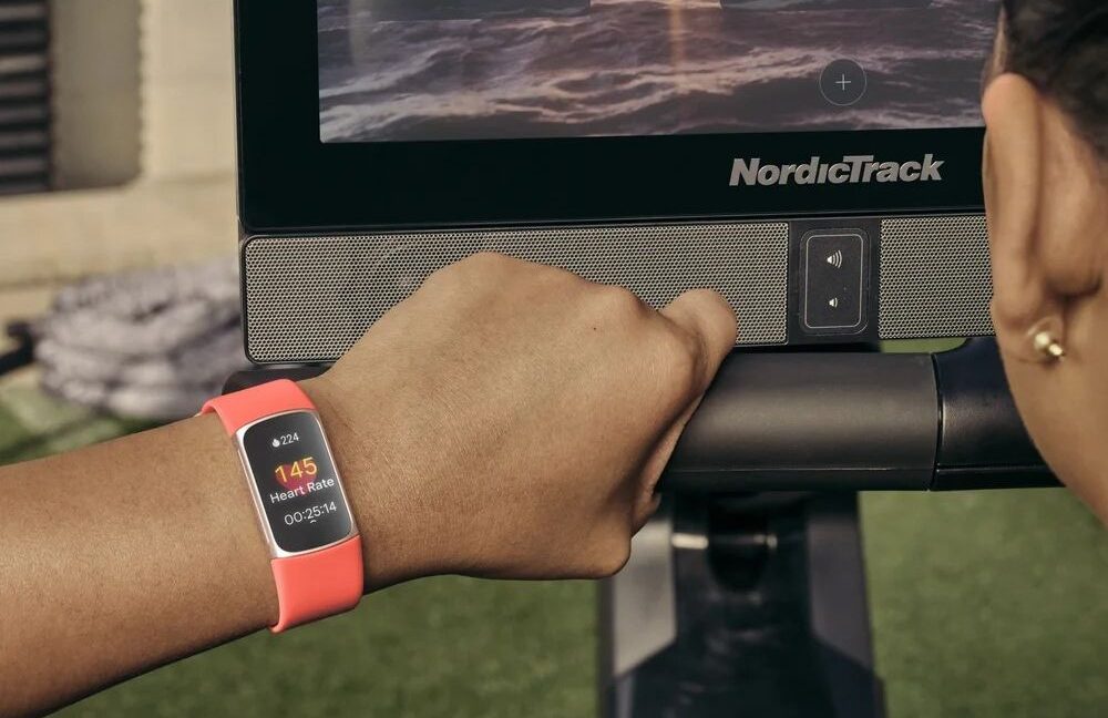 Fitbit users struggle with “very frustrating” app bugs for months - Ars ...