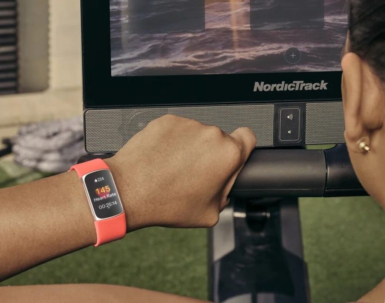 Fitbit users struggle with “very frustrating” app bugs for months - Ars ...