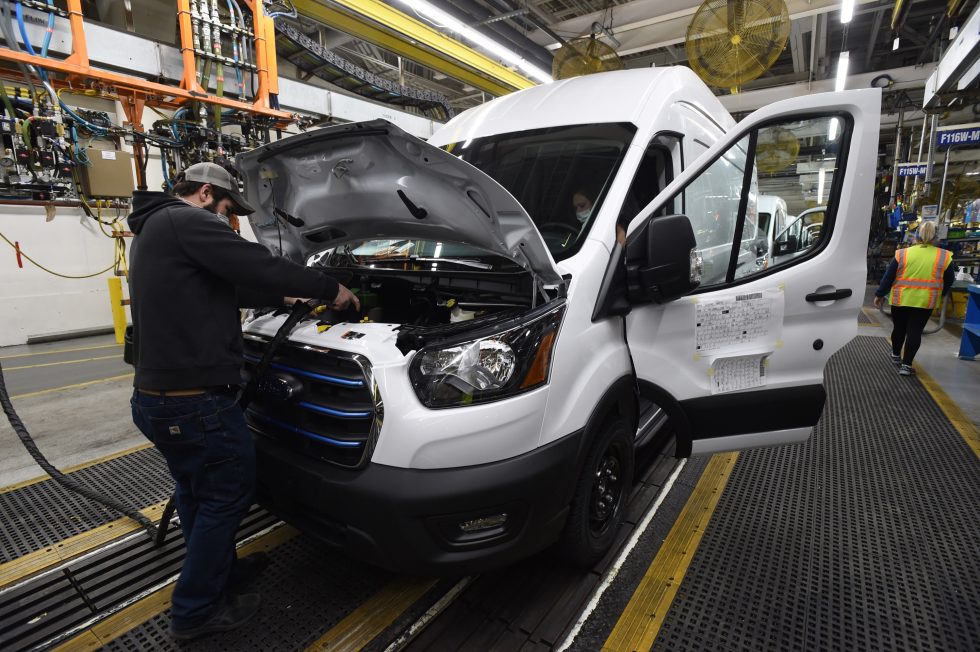 Ford starts deliveries of enhanced-range E-Transit electric vans - Ars ...
