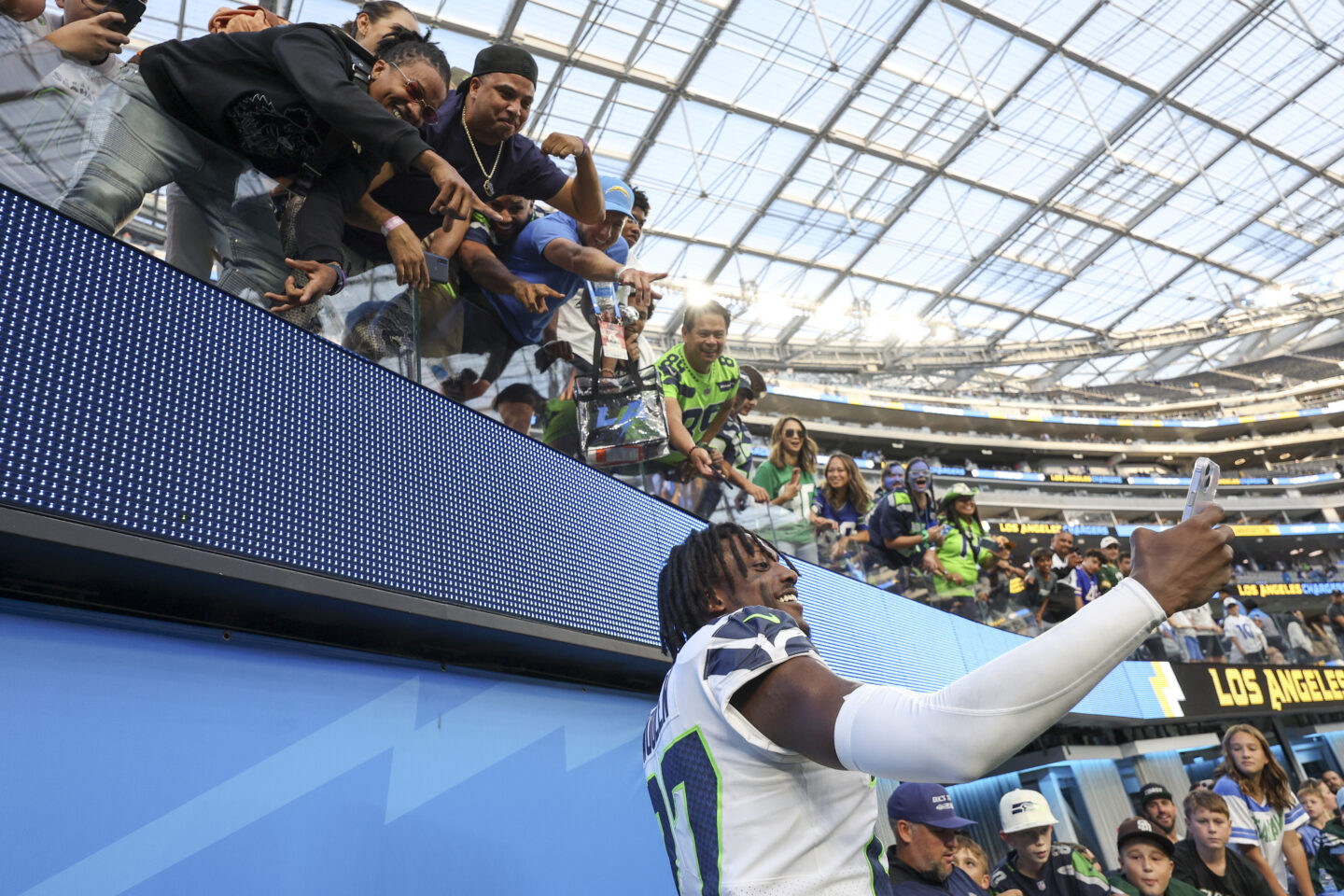 Few truly shocked that NFL player used illegal stream to watch his own ...