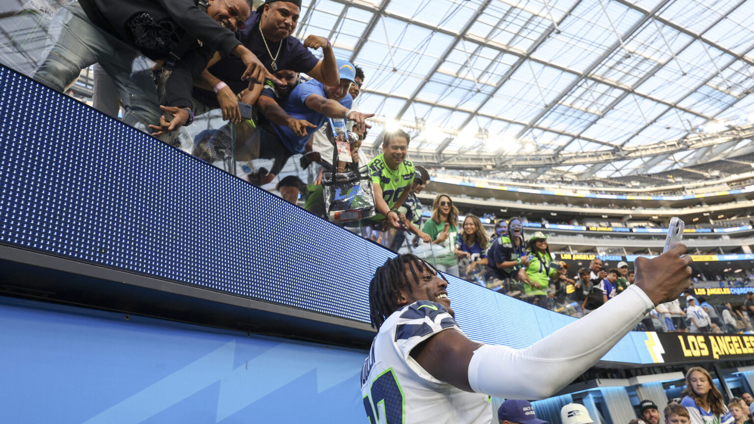 Few truly shocked that NFL player used illegal stream to watch his own ...