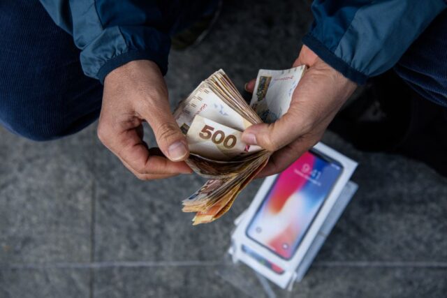 Apple couldn’t tell fake iPhones from real ones, lost $2.5M to scammers ...