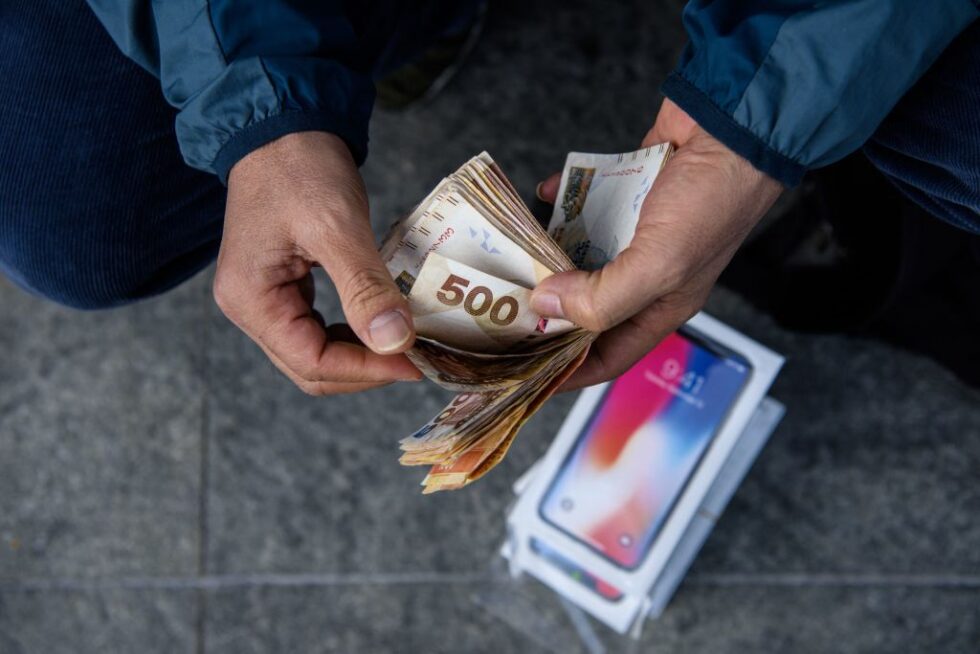 Apple couldn’t tell fake iPhones from real ones, lost $2.5M to scammers ...