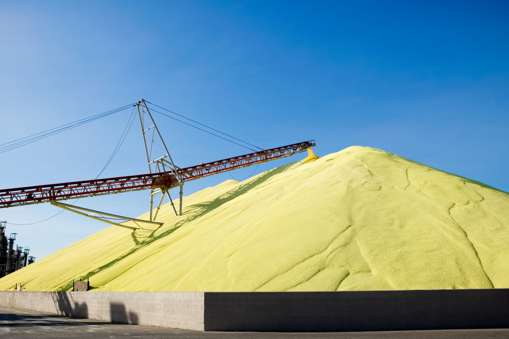A solid electrolyte gives lithium-sulfur batteries ludicrous endurance ...