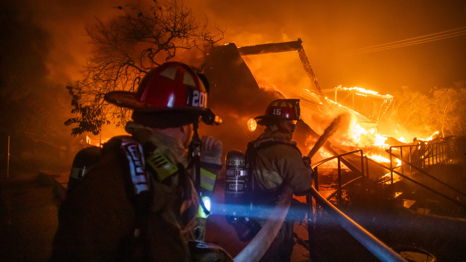 Public health emergency declared amid LA’s devastating wildfires - Ars ...
