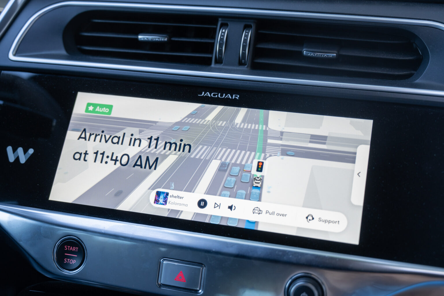 “I’m getting dizzy”: Man films Waymo self-driving car driving around in ...