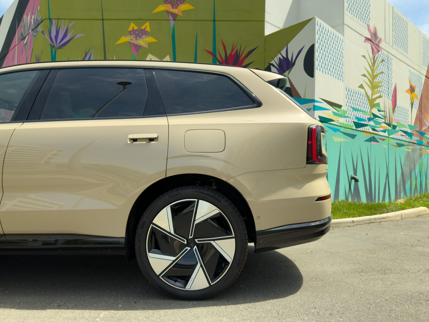 2025 Volvo EX90: A low-key luxury electric SUV - Ars Technica