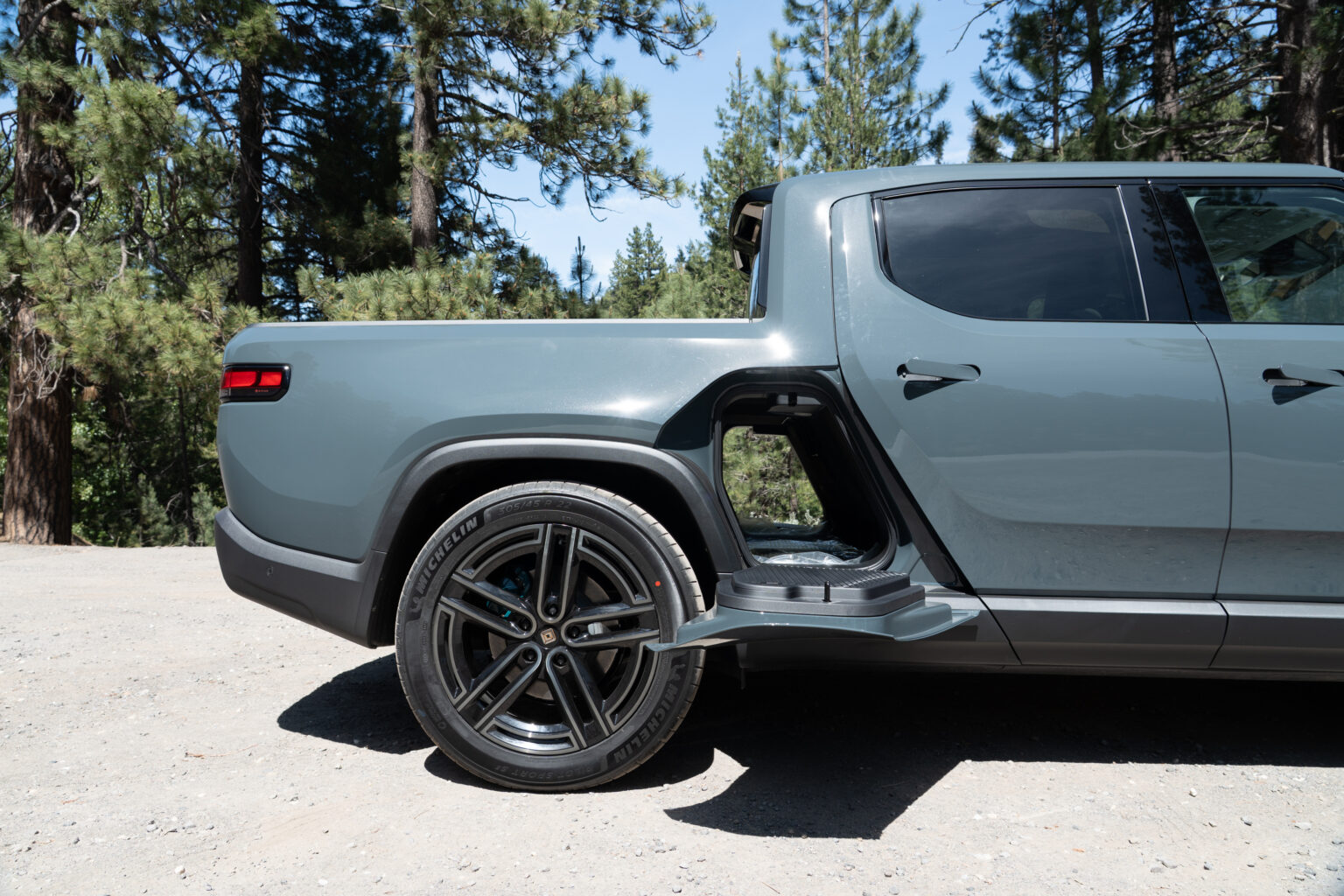Rivian’s new Quad-Motor R1T and R1S beat the competition in any ...