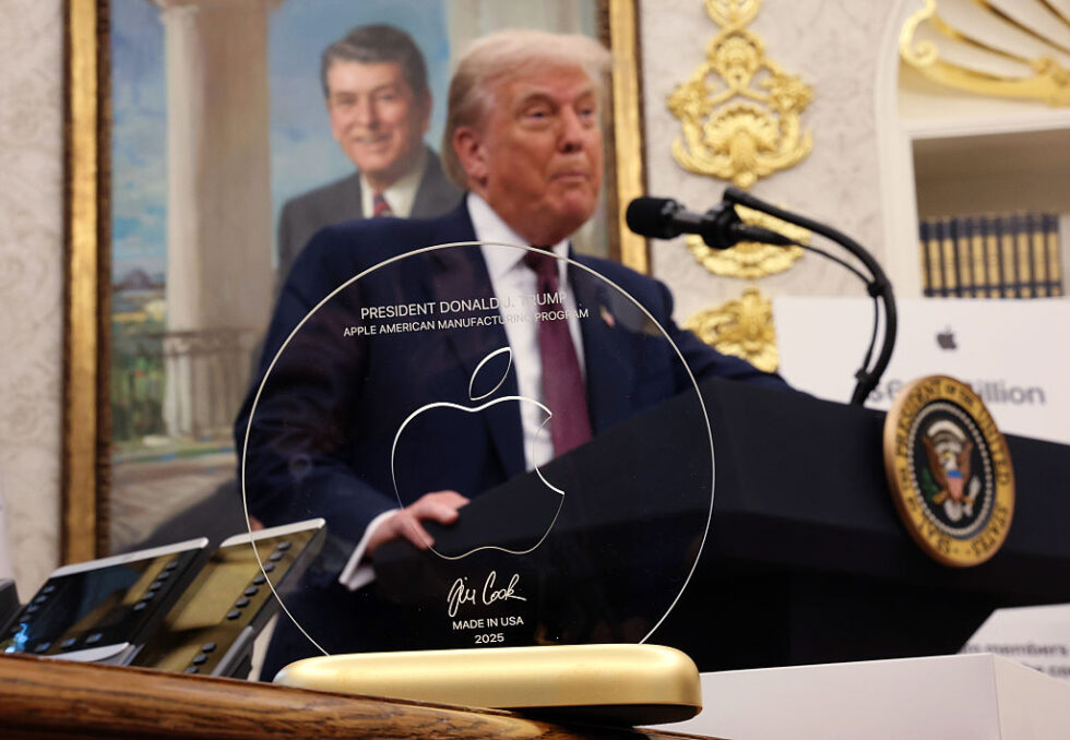 Trump wanted a US-made iPhone. Apple gave him a gold statue. - Ars Technica