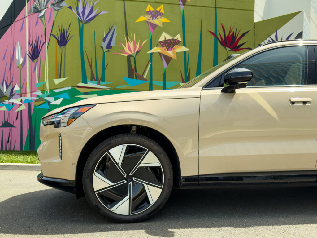 If you own a Volvo EX90, you’re getting a free computer upgrade - Ars ...