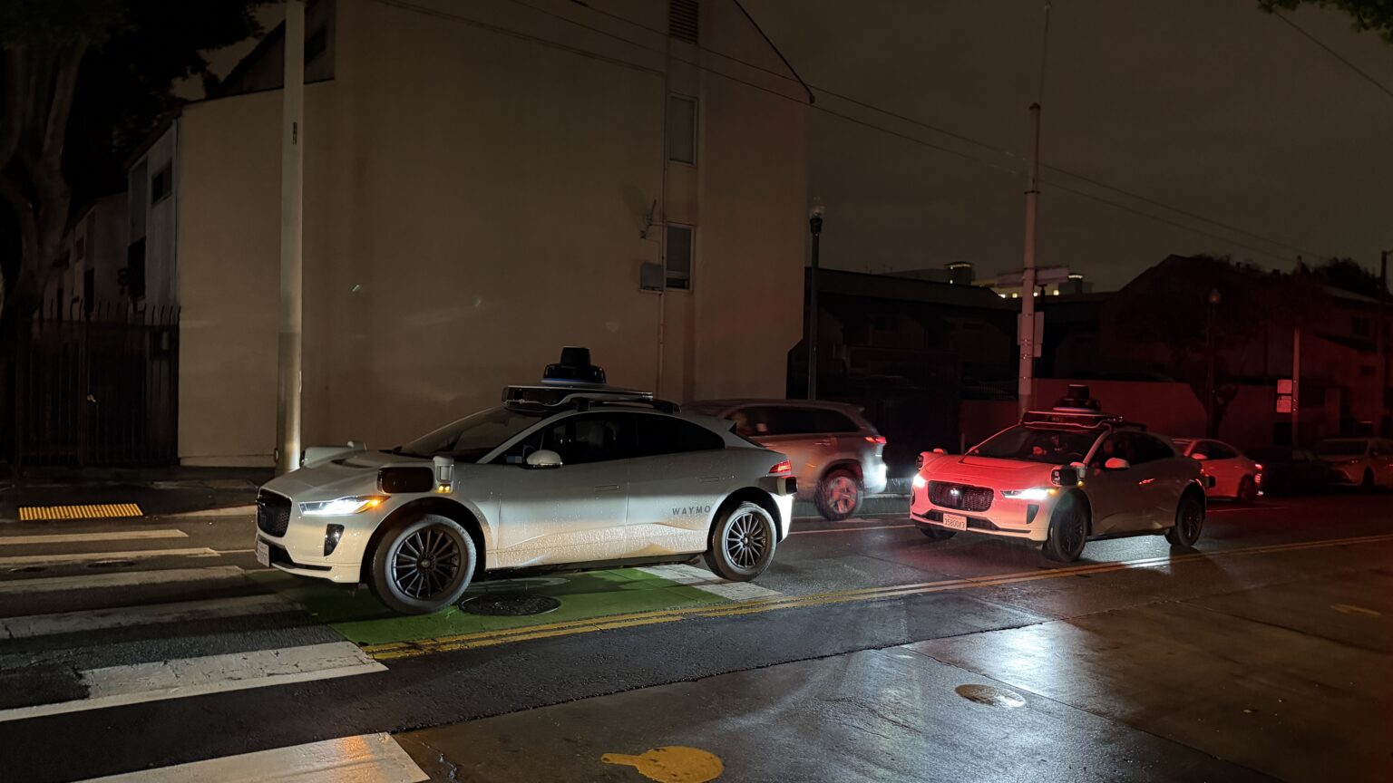 Power outage paralyzes Waymo robotaxis when traffic lights go out - Ars ...
