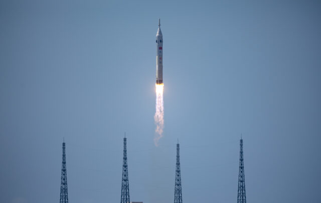 China showcases new Moon ship and reusable rocket in one extraordinary ...