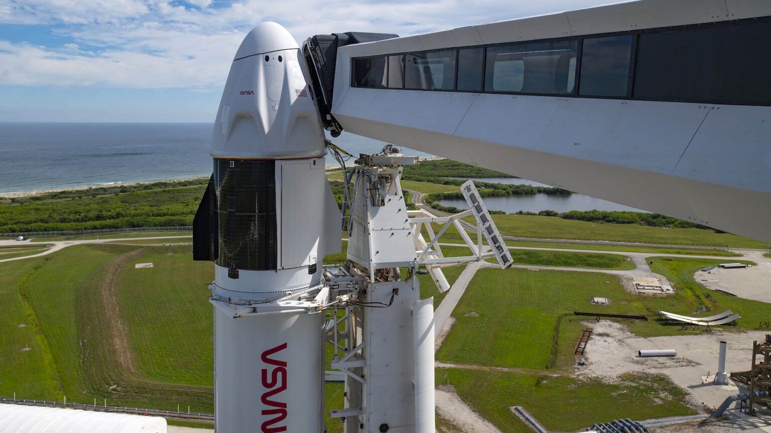 SpaceX takes down Dragon crew arm, giving Starship a leg up in Florida ...