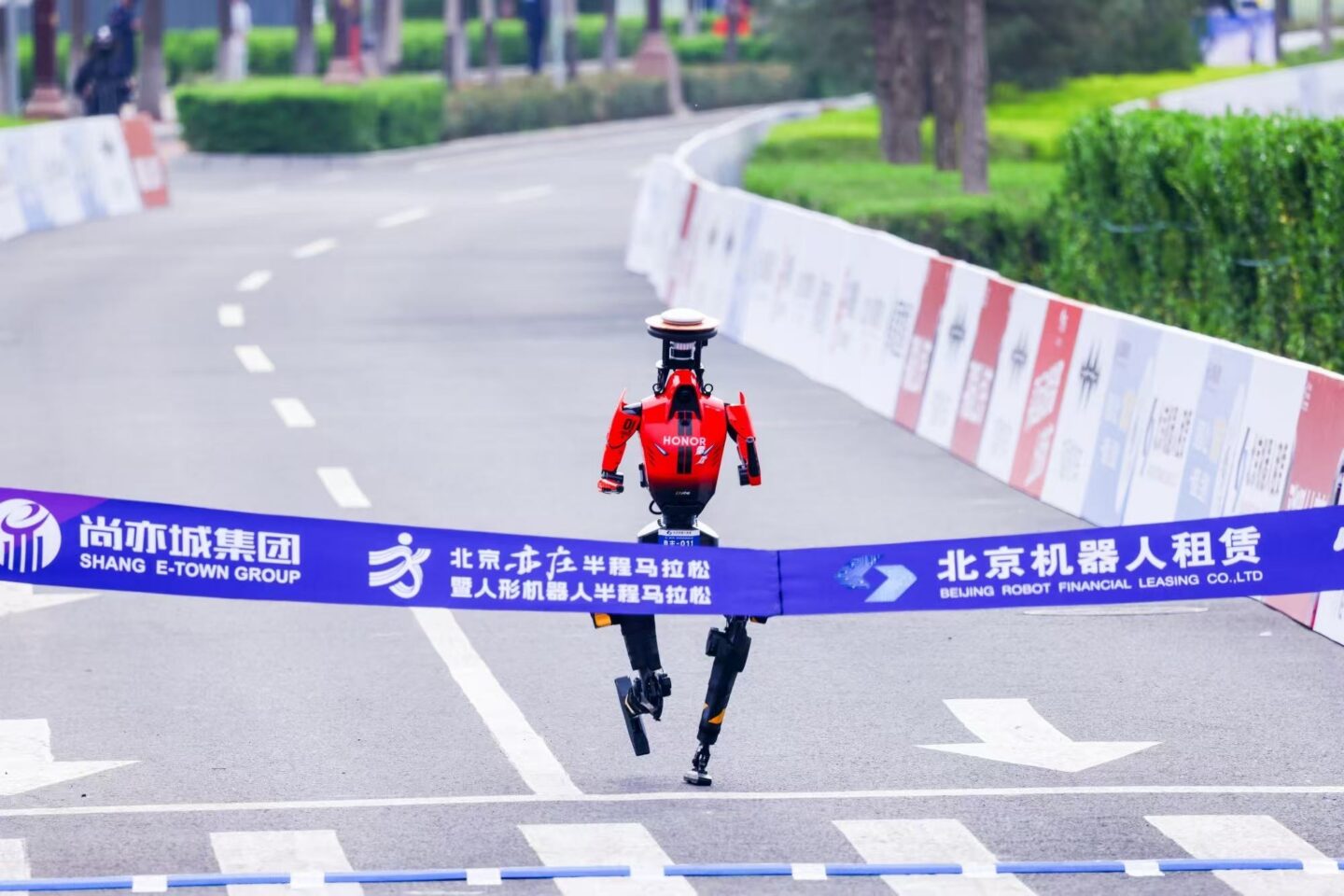Robot runner handily beats humans in half-marathon, setting new record ...