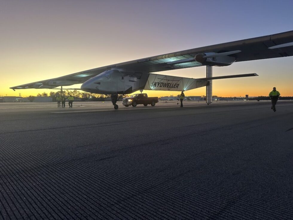 Solar drone with jumbo jet wingspan broke a flight record—then it ...