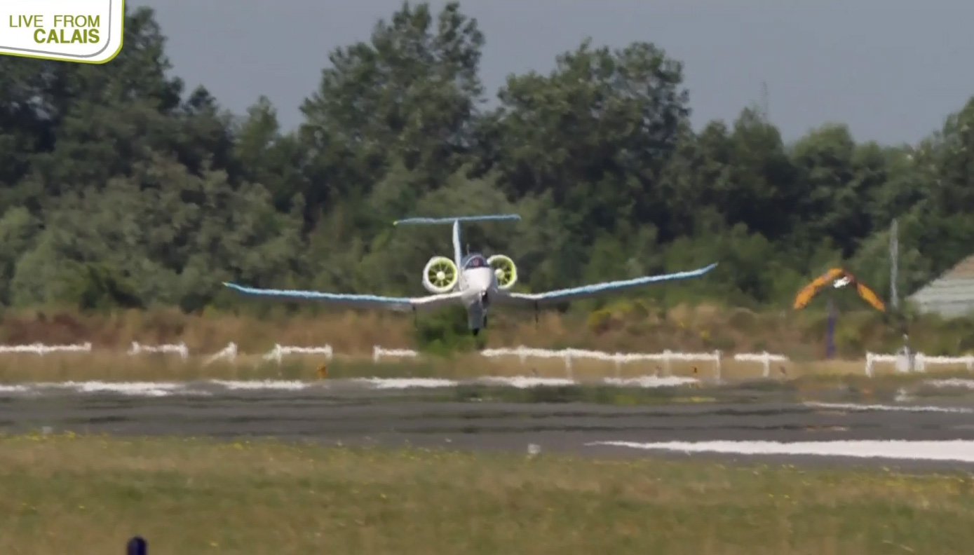 Airbus e-Fan electric plane successfully crosses the English Channel ...