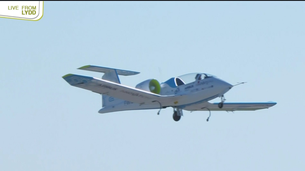 Airbus e-Fan electric plane successfully crosses the English Channel ...